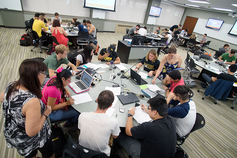 UI students collaborating in a TILE classroom.
